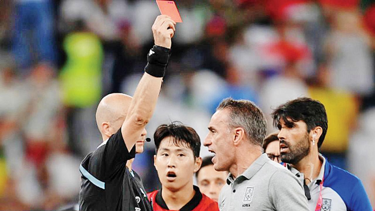 FIFA World Cup 2022: First time in history Referee shows red card to South Korean coach, Ghana ...