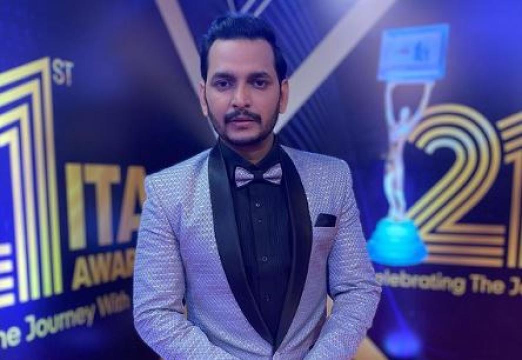Actor Paritosh Tripathi making dishes like Aloo Tiki for people on the ...