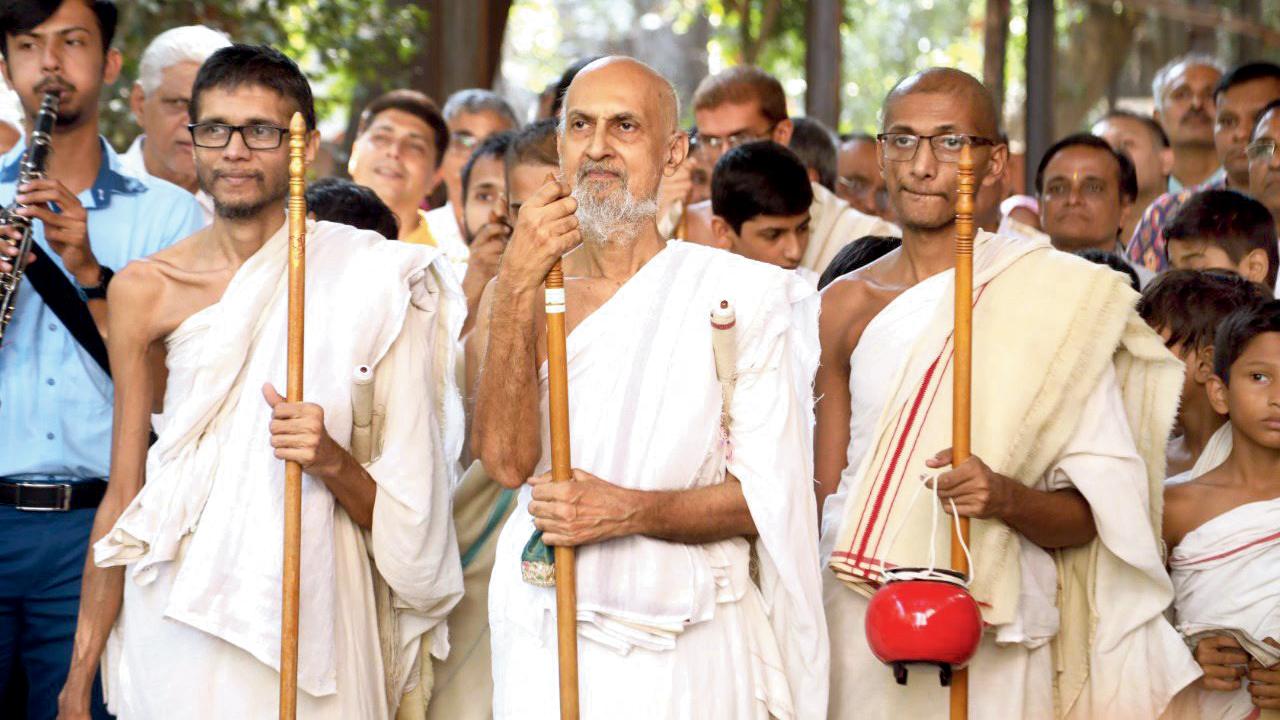 shatrunjay pattdarshan was organized this year in the upashraya of ...