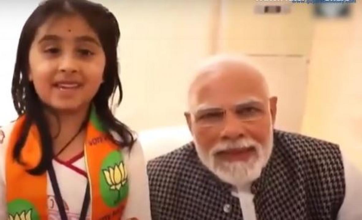 Gujarat Election 2022 PM Narendra modi listens to a little girl`s peoem ...