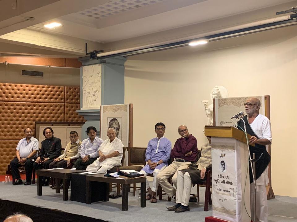 Moraribapu Paid Tribute to the poet at the award giving ceremony ...