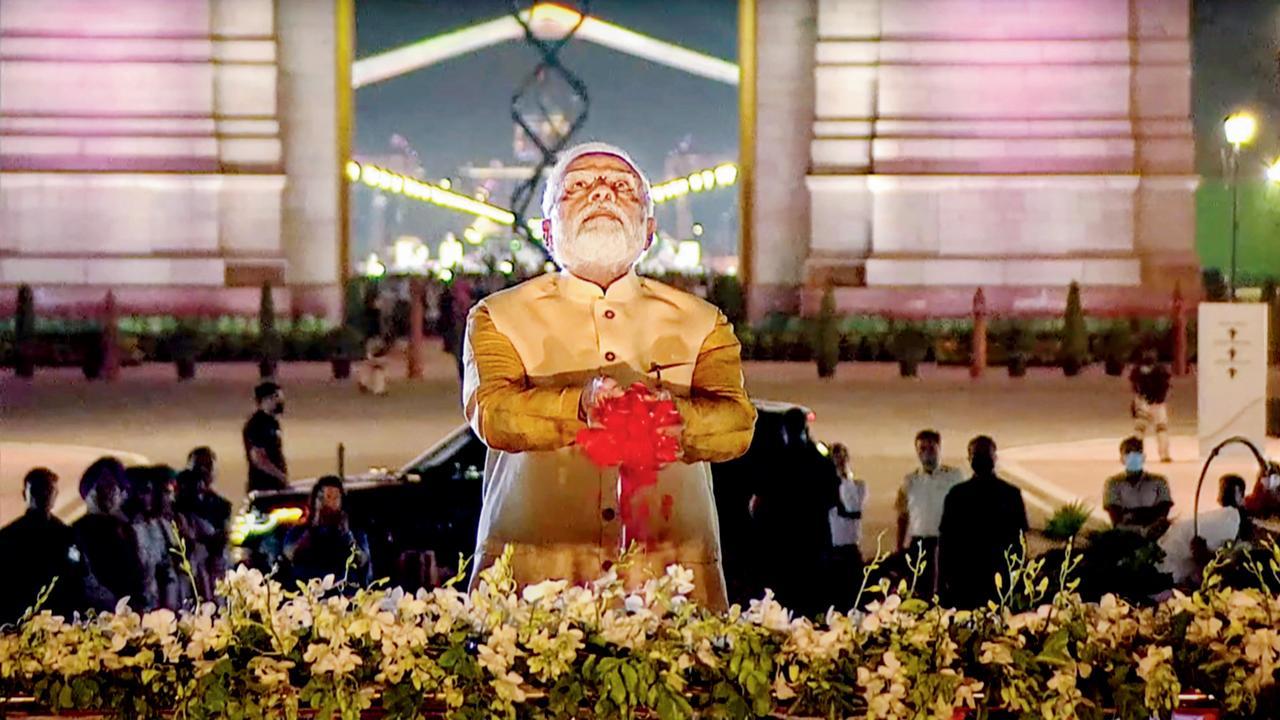 pm narendra modi unveils 28 feet tall statue of netaji subhas chandra ...