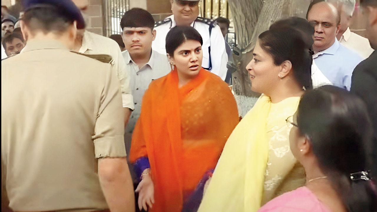 Gujarat : MLA Rivaba Jadeja clarifies her point after viral video of ...