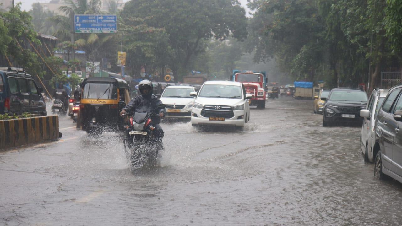 Waterlogging due to heavy rainfall in Andheri and Vile parle, See ...