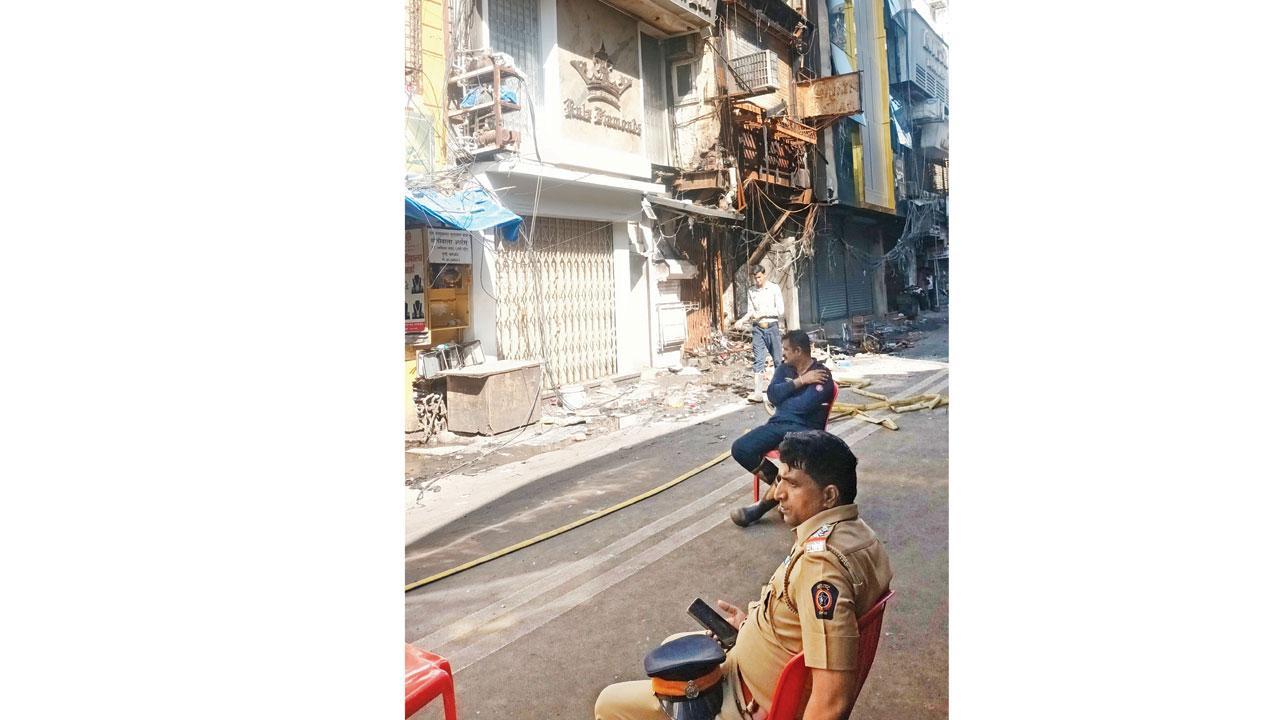 A fire-damaged building in Dhanji Street will now be demolished | ધનજી ...