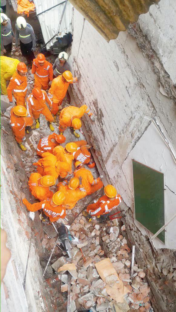 vidyavihar building collapse ndrf s 80 jawan couldn t save 3 people of Palande family even after ...