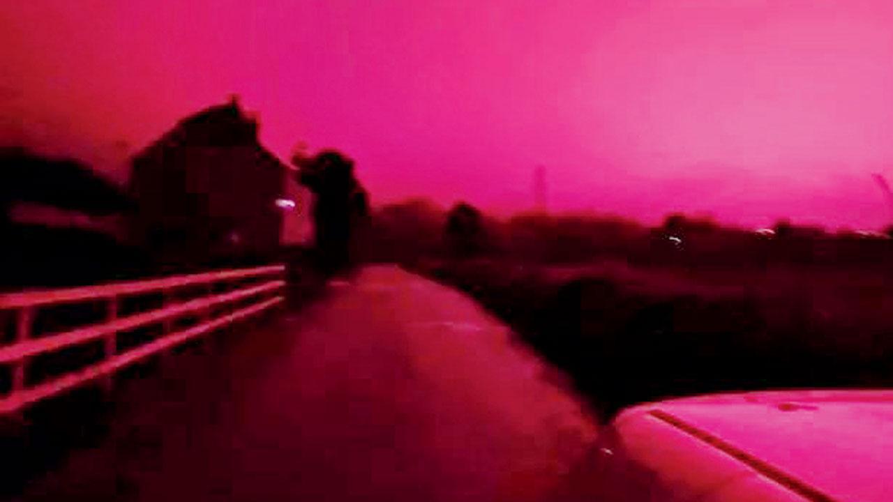 A mysterious glowing pink color was spotted in the sky in Kent, Britain ...