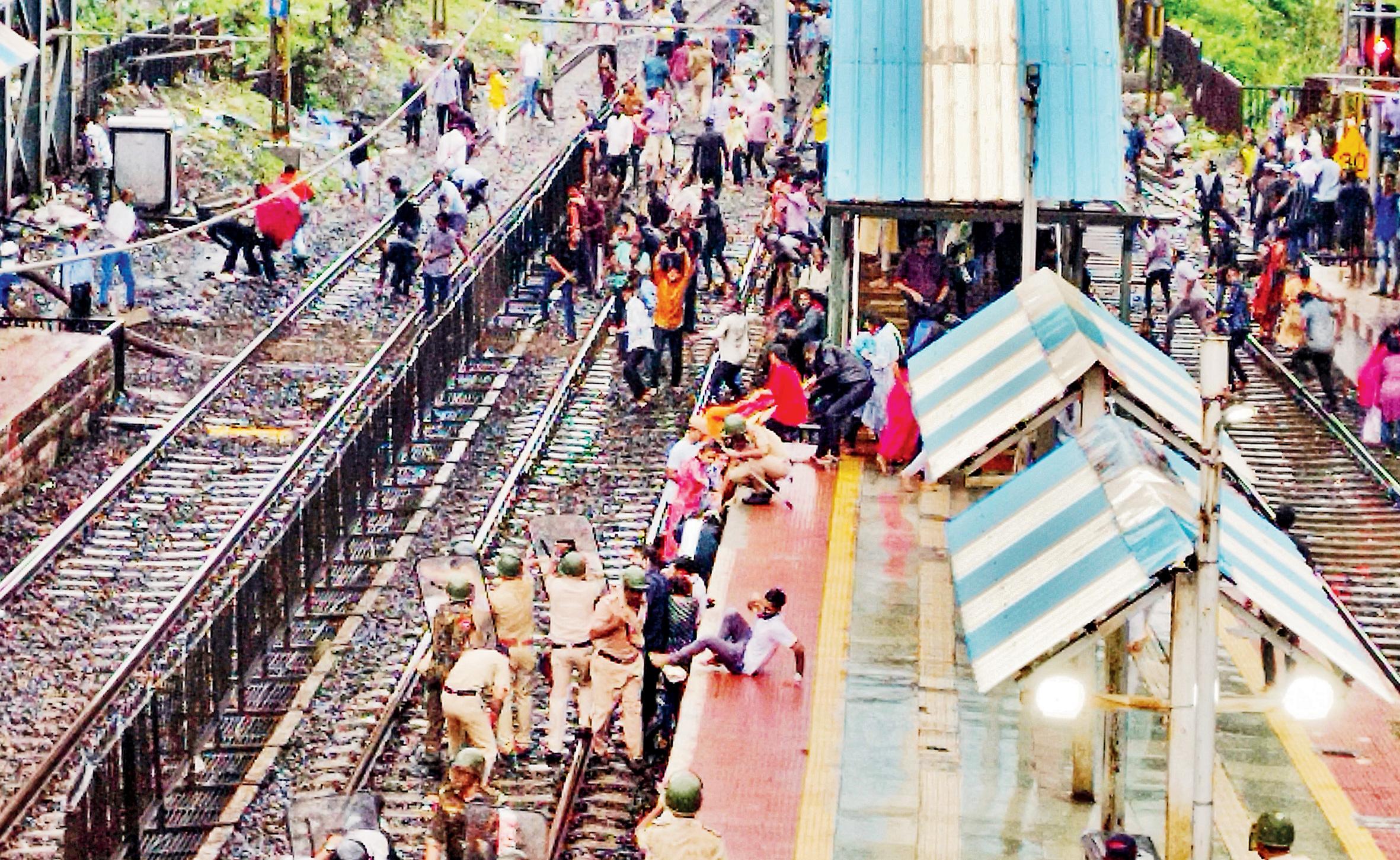 Badlapur Sexual Assault Case: After rail roko Thane cops and school ...