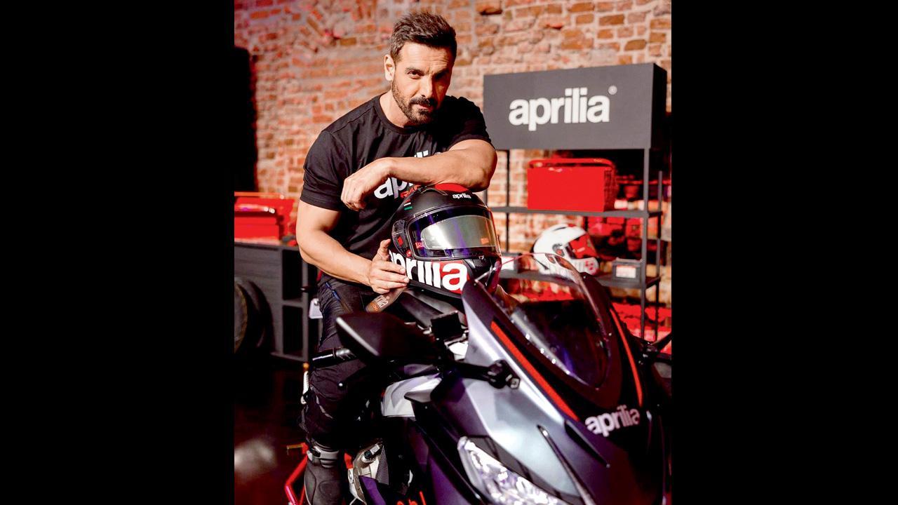 John Abraham reveals Shah Rukh Khan gifted him a bike after Pathaan success | પઠાનની સફળતા પછી ...