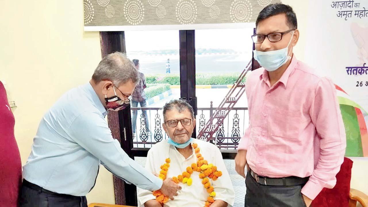 Teacher Narayan Joshi introduced thousands of people To Kutchi Language ...