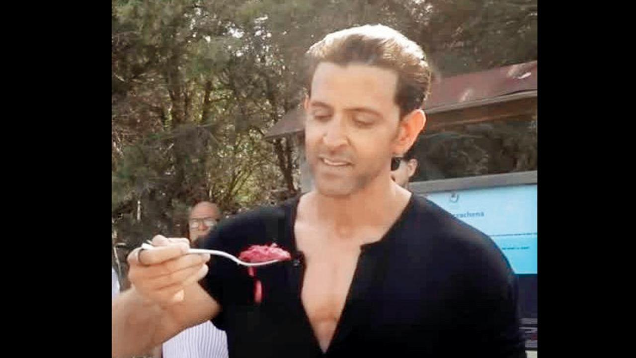 Hrithik Roshan eat Halwa after shooting for the song `Ishq Jaisa Kuch ...