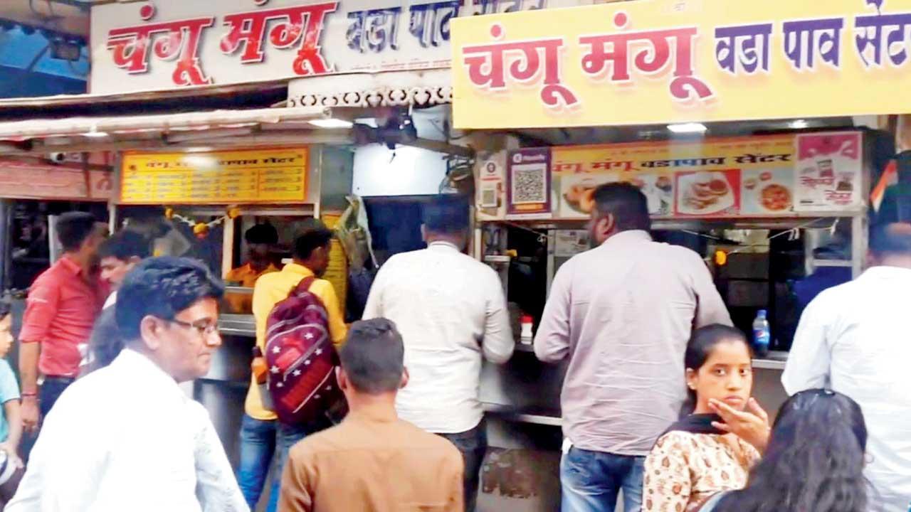 Changu Mangu stall in Dahisar offers delicious samosas, uses and misls ...