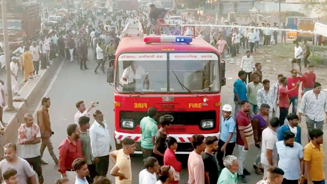 Jalgaon CNG tank explosion: 3 injured, fire destroys bullet and shop in ...