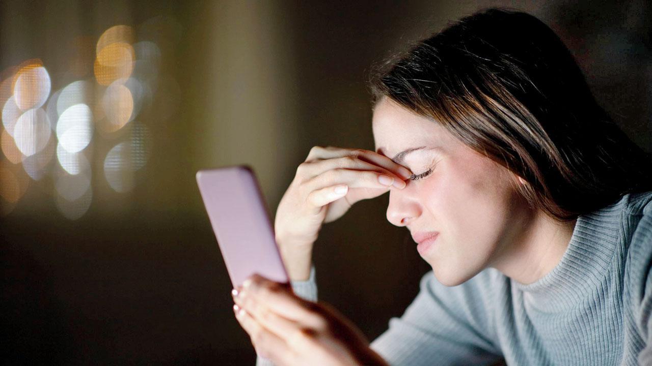 Smartphone Vision Syndrome: The Hidden Dangers of Excessive Screen Time ...